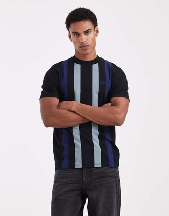 Fred Perry Vertikal gestreiftes T-Shirt in Schwarz