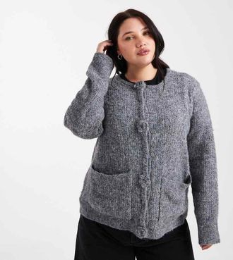 Vero Moda Curve Strickjacke in Grau mit Kn&ouml;pfen mit Rosenapplikation