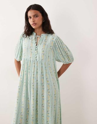 Vero Moda Festival - Maxikleid im Boho-Stil in Zartgr&uuml;n mit Puff&auml;rmeln, Knopfleiste und floralem Streifenmuster