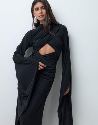 Asos robe longue noire &agrave; manches tr&egrave;s amples et col crois&eacute;