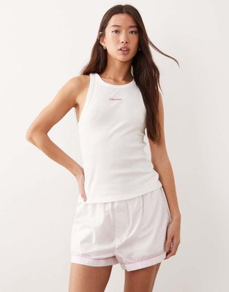 Calvin Klein Pyjama mit Tanktop und Shorts in Wei&szlig; und Rosa