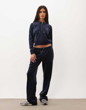 Juicy Couture Tina Velours-Jogginghose mit geradem Bein, Diamant-Logo auf der R&uuml;ckseite, als Kombiteil in Marineblau