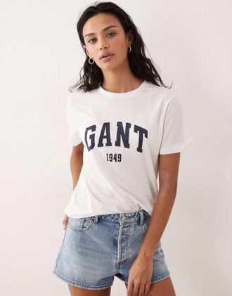 GANT Tailliertes T-Shirt in Eierschalen-Wei&szlig; mit College-Logo auf der Brust