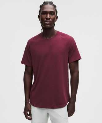 lululemon License to Train Kurzarmshirt f&uuml;r M&auml;nner - Gr&ouml;&szlig;e XL in Burgundy Bay