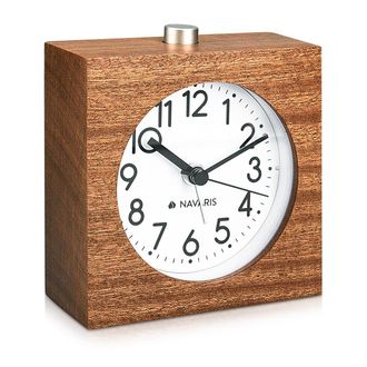 Navaris Analog Holz Wecker mit Snooze - Retro Uhr im Viereck Design mit Ziffernblatt Alarm - Leise Tischuhr ohne Ticken - Naturholz in Dunkelbraun