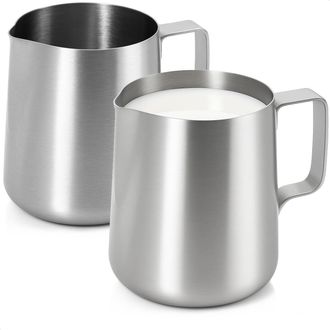 Com-Four 2x Milchk&auml;nnchen aus Edelstahl 380 ml - stabile Milchkanne mit Griff - Aufsch&auml;umk&auml;nnchen f&uuml;r Milch, Sahne & Creme - langlebig, sp&uuml;lmaschinengeeignet (