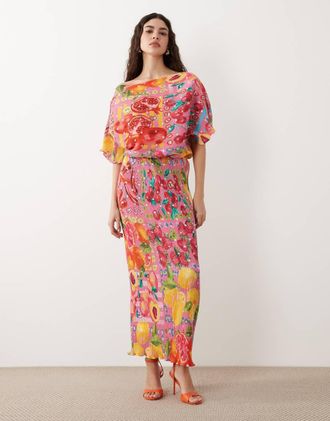 Never Fully Dressed Tilly - Robe longue pliss&eacute;e &agrave; &eacute;paules d&eacute;nud&eacute;es et imprim&eacute; fruits - Rose