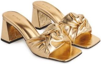 by FAR Mules en cuir m&eacute;tallique