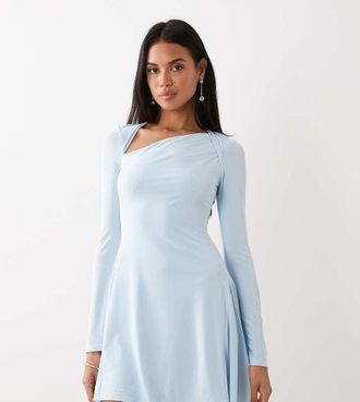KAIIA Exclusive - Doppellagiges, anschmiegsames, lang&auml;rmliges Skater-Minikleid in Babyblau mit &uuml;berkreuztem Ausschnitt und Zierausschnitt