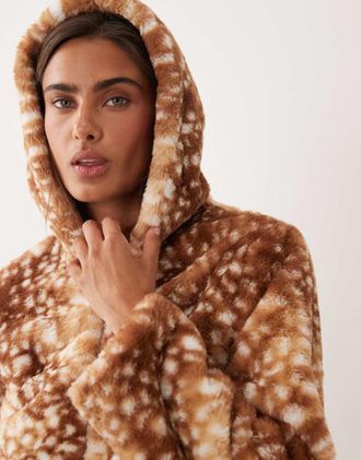 Miss Selfridge Bomberjacke mit Kapuze in Hirschoptik aus faux-fur-Multi