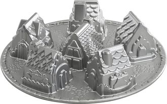 Nordic Ware Cozy Village Backform, Aluminiumguss-Lebkuchenhausform f&uuml;r festliche K&uuml;chlein, Antihaft-Kuchenform, Hergestellt in den USA, Farbe: Silber
