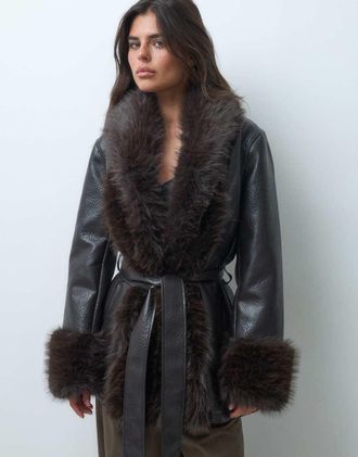 Asos Trenchjacke in Lederoptik mit Faux-Fur-Bes&auml;tzen in Dunkelbraun-Schwarz