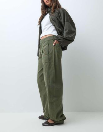 Tommy Jeans Workwear-Barrel-Leg-Hose in Dunkelgr&uuml;n