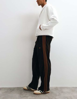 adidas Originals Firebird pantalon de surv&ecirc;tement en velours c&ocirc;tel&eacute; marron