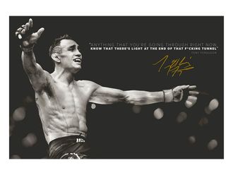 Generic Tony Ferguson Zitat El Cucuy - Licht am Ende | vorsigniertes Poster | A4 (21 x 29,7 cm)