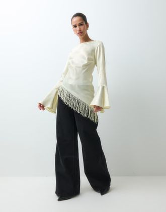 Reclaimed Vintage asymmetrische Satin-Jacquard-Bluse mit ausgestelltem &Auml;rmel in Elfenbeinfarben-Wei&szlig;