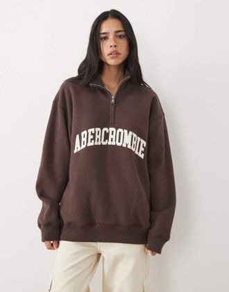 Abercrombie & Fitch Sweatshirt mit Frontlogo und 1/4-Rei&szlig;verschluss in Braun