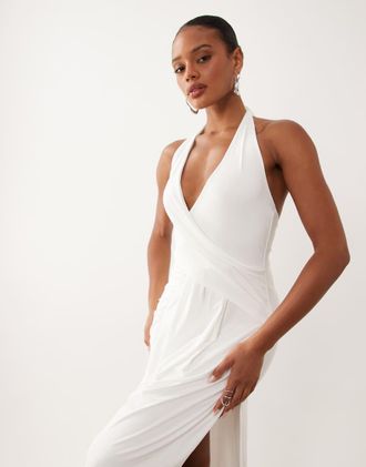 Missy Empire Missy Empire - Neckholder-Maxikleid in Wei&szlig; mit drapierter Vorderseite im Wickeldesign
