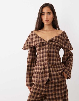 Asos blazer &agrave; &eacute;paules d&eacute;nud&eacute;es, ceinture &agrave; nouer, &agrave; carreaux bross&eacute;s-Marron