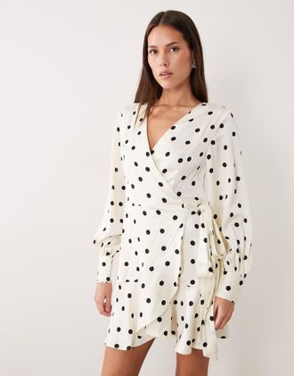 Vila Kurzes, lang&auml;rmliges Wickelkleid aus Satin in Cremewei&szlig; mit Polka Dots