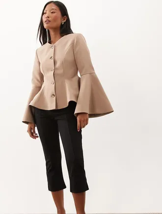Miss Selfridge taillierter Blazer mit Sch&ouml;&szlig;chen und ausgestelltem &Auml;rmel in Mokka-Braun
