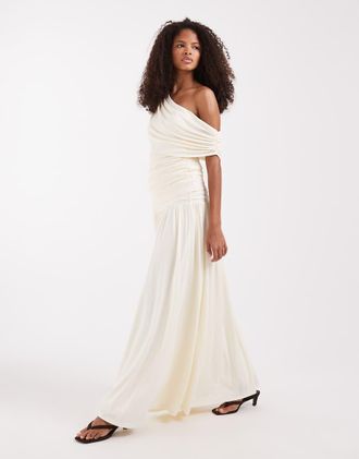 Pretty Lavish Lydia - Gerafftes Oberteil in Cremewei&szlig; mit One-Shoulder-Tr&auml;ger, Kombiteil