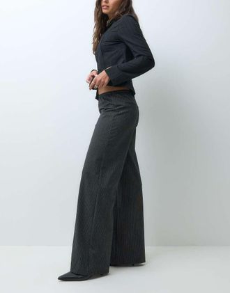 Weekday Schlupfhose mit schwarzem Nadelstreifen