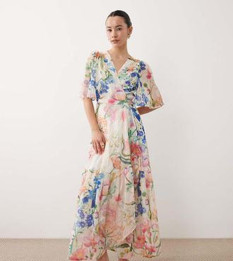 Hope & Ivy Petite Maxi-Wickelkleid in Wei&szlig; mit Blumenmuster und Bindeg&uuml;rtel