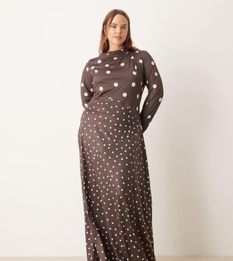 Pretty Lavish Curve Robe longue pr&egrave;s du corps &agrave; pois vari&eacute;s effet divis&eacute; avec manches longues - Marron-Brown