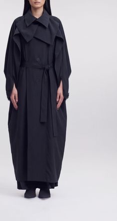Issey Miyake Langer Oversize-Trenchcoat in asymmetrischem Design mit G&uuml;rtel