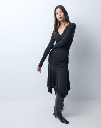 Weekday Midikleid mit V-Ausschnitt, langen &Auml;rmeln und asymmetrischem Saum in Schwarz