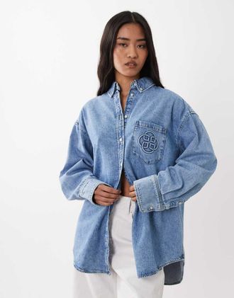 GANT Oversize-Hemd im Denim-Look in verwaschenem Blau mit kleinem Logo