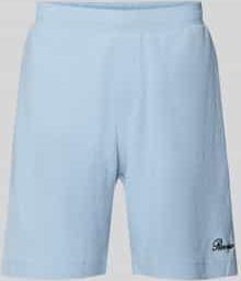 Review Shorts mit Label-Stitching