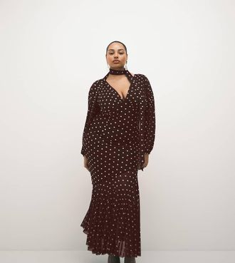 Pretty Lavish Curve Pretty Lavish Plus - Robe longue en mousseline &agrave; pois avec col V et foulard - Marron-Brown