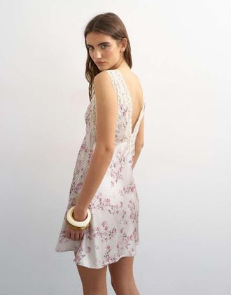 Topshop Robe courte &agrave; fleurs avec empi&egrave;cement en dentelle et taille nervur&eacute;e - Rose-multicolore