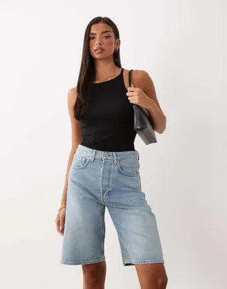 Arket locker geschnittene Denim-Shorts in hellblauem Used-Look