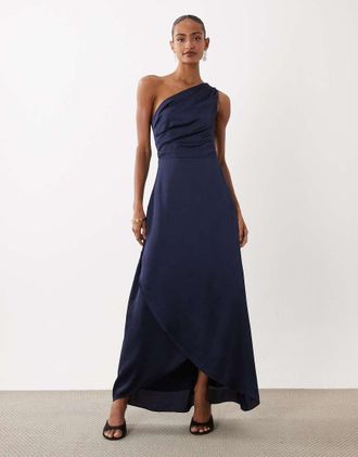 Tfnc Linvit&eacute;e - Robe longue asym&eacute;trique en satin &agrave; jupe portefeuille - Bleu marine