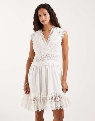 Lee Robe volant&eacute;e courte style boh&egrave;me &agrave; col V - Blanc