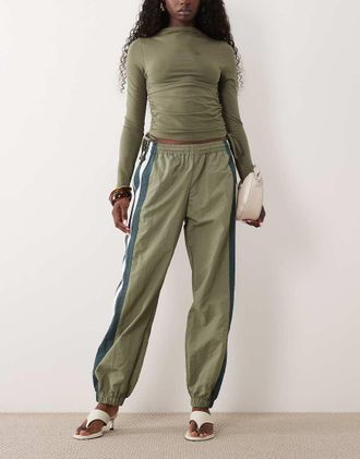 Lioness Aniston Nylon-Windbreaker-Hose mit seitlichem Streifendetail in Khaki-Gr&uuml;n