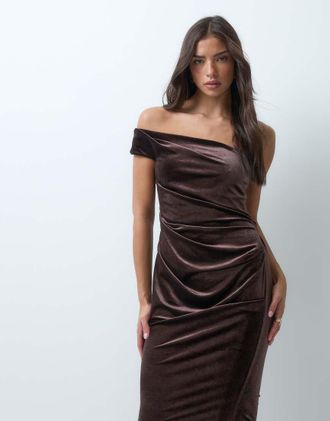 Asos schulterfreies Maxikleid aus Samt mit Schleppe in Schokobraun