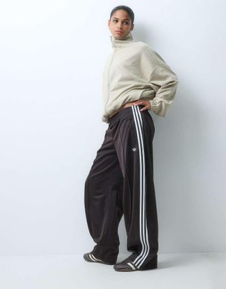 adidas Originals Firebird Trackhose mit Barrel-Leg in Braun