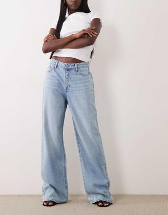 Good American Leichte Jeans in hellblauer Waschung mit hohem Bund und weitem Bein