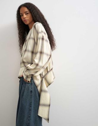 Topshop Bluse mit abgerundetem Saum im neutralen Karomuster