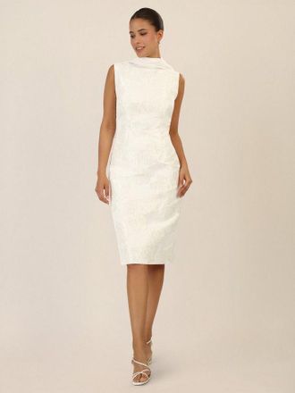 Apart Abendkleid mit floraler Struktur und Chiffoncape