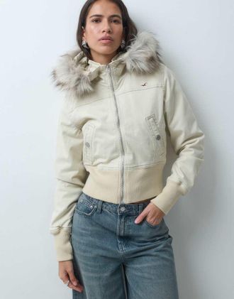 Hollister verk&uuml;rzte Twill-Pufferjacke mit faux-fur-Kapuze in Wei&szlig;