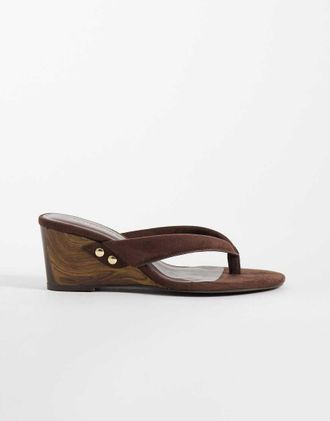 Glamorous Zehenstegsandalen aus Wildlederimitat in Braun mit Keilabsatz