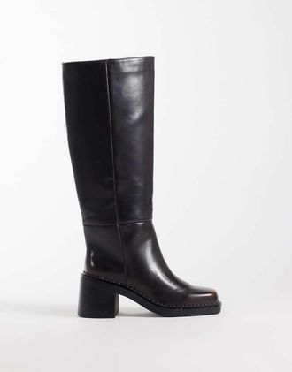 Asos Cadence kniehohe Stiefel zum Reinschl&uuml;pfen mit Blockabsatz in Braun mit Used-Effekt