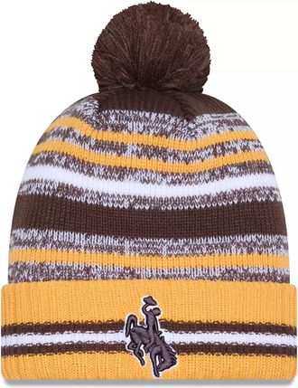 New Era Wyoming Cowboys Onfield Sport Gold gestreifte College-Strickm&uuml;tze mit B&uuml;ndchen - NCAA Cheer Cuff Strickm&uuml;tze