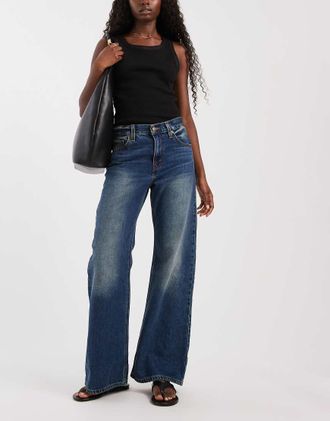 Levi's lockere Middy Bootcut-Jeans in Mittelblau