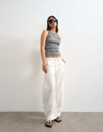 Topshop Barrel-Leg-Jeans zum Hineinschl&uuml;pfen in Knochenwei&szlig;